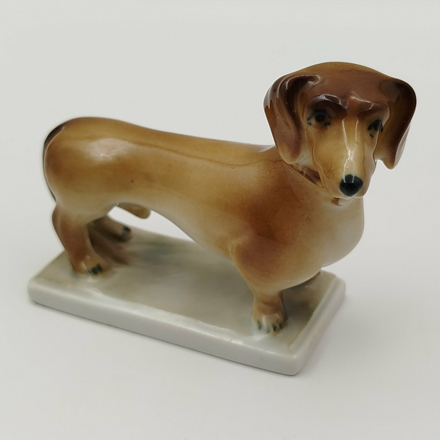 Статуэтка "Такса коричневого оттенка", фарфор, роспись, Zsolnay, Венгрия, 1960-1980 гг.