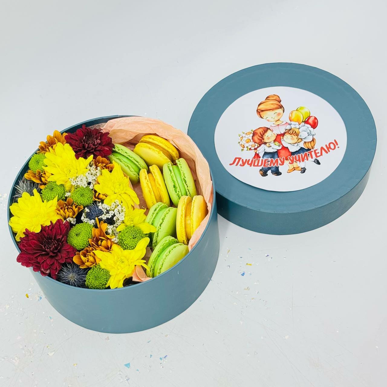 Коробочка с цветами и пирожными макарони для любимого учителя. Хризантемы, лимониум, эрингиум