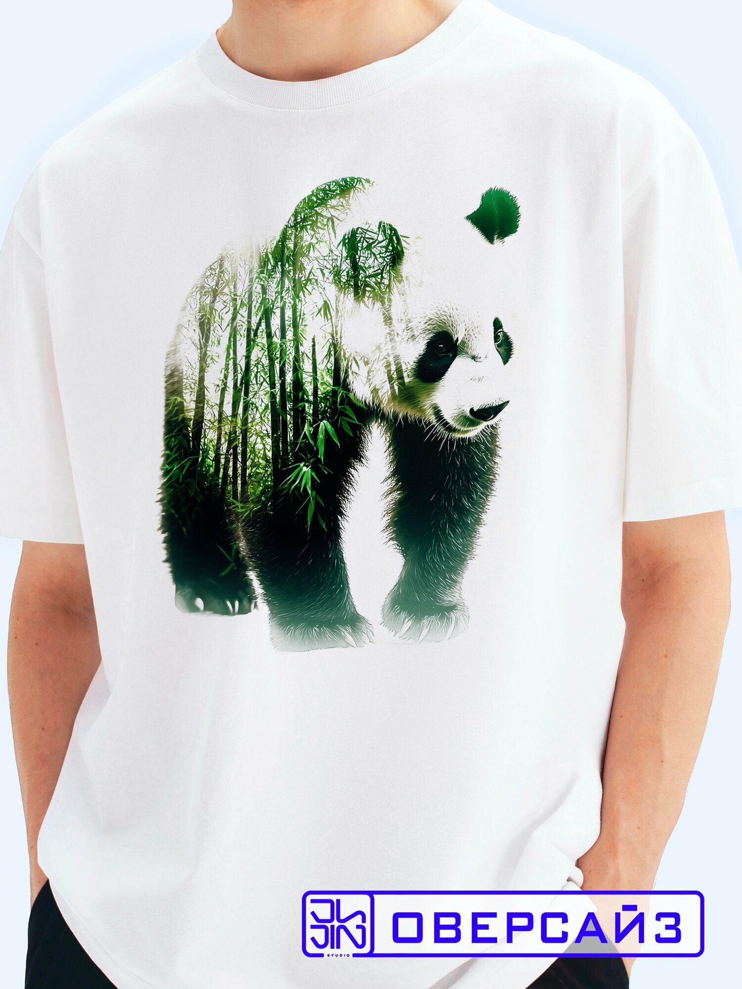 Футболка оверсайз мужская с принтом Панда черно-белая, оригинальная и необычная в зеленом бамбуковом лесу, белый хлопковый трикотаж с прикольным рисунком на груди