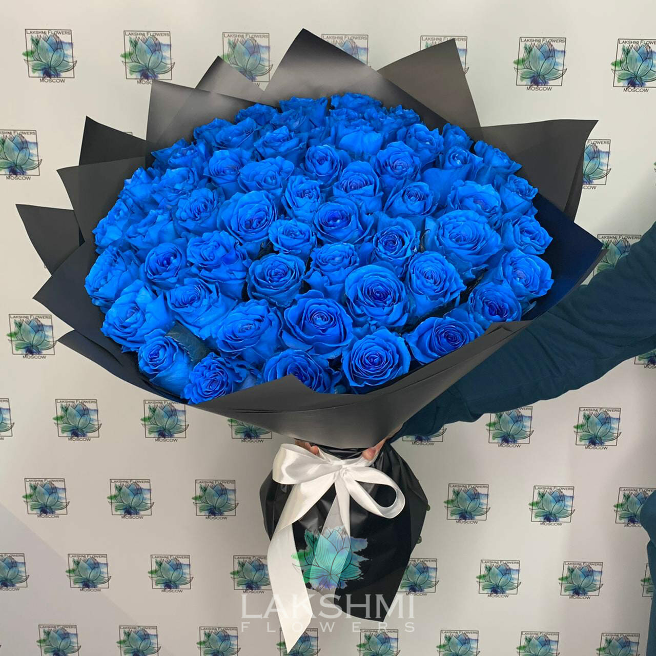51 синяя роза / Букет из 51 синей розы в авторской упаковке / Натуральный синий цвет