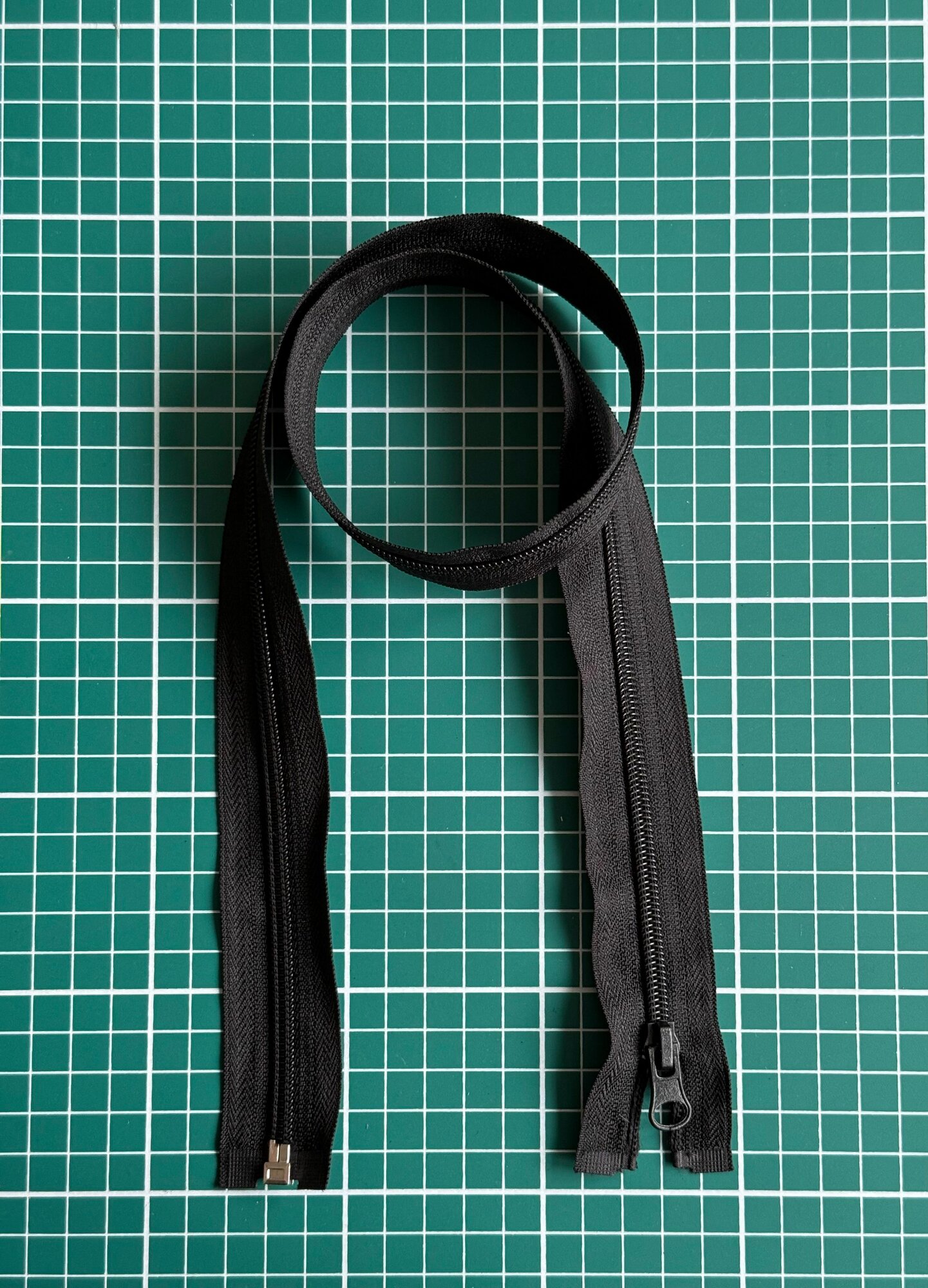 Молния Спираль , замок автомат, цвет черный, 75 см, цена за 1 штуку.