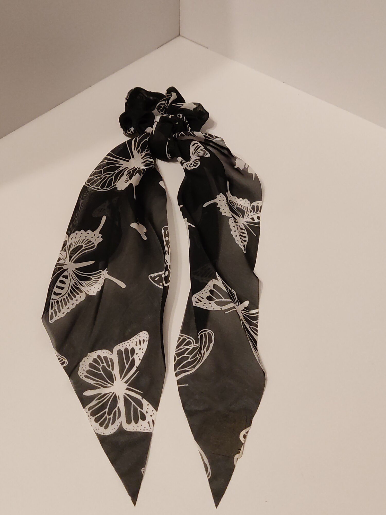 Резинка для волос шелковая с платком "Бабочки" черная