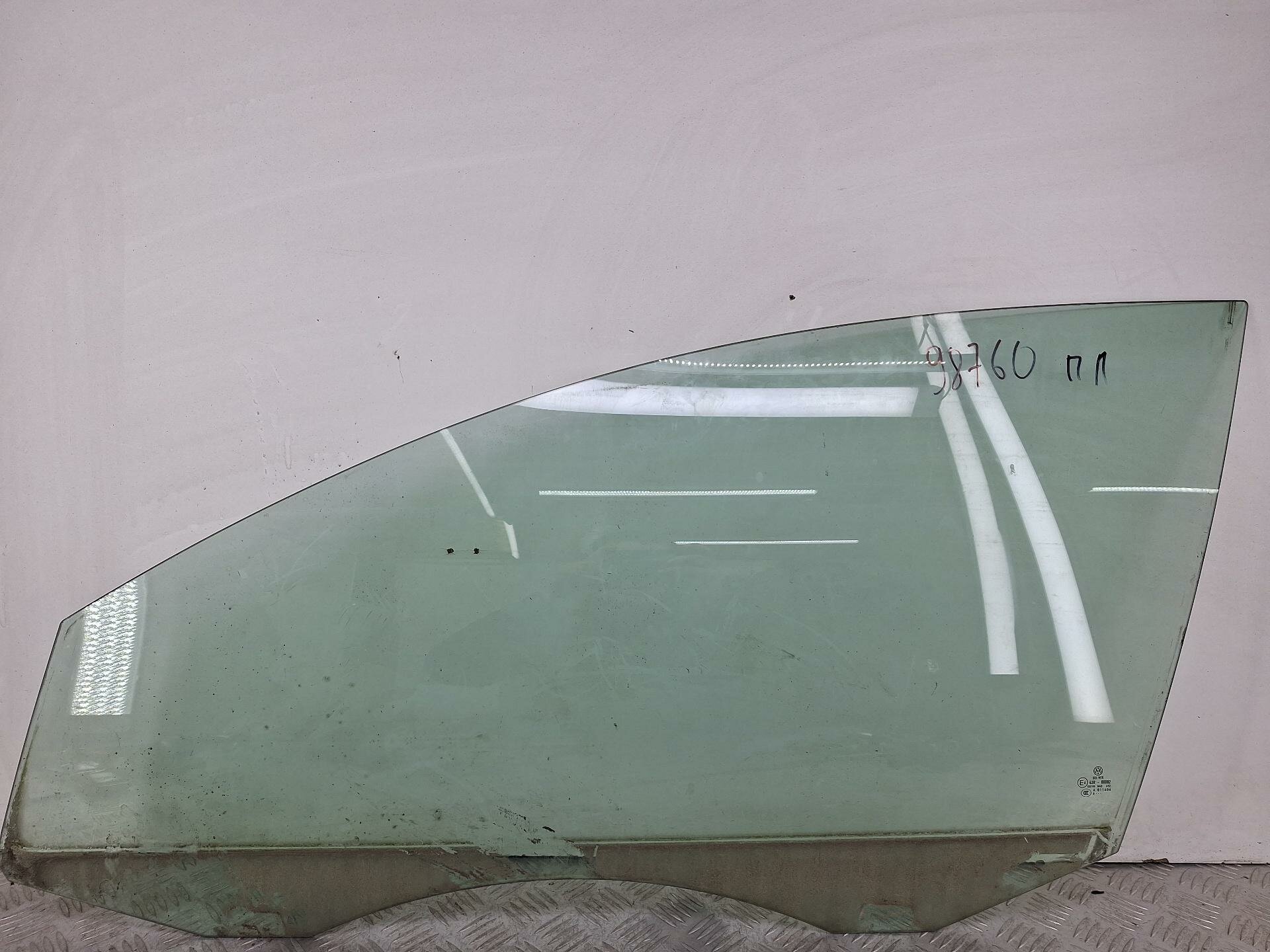 Стекло двери передней левой Volkswagen Passat B6 2009