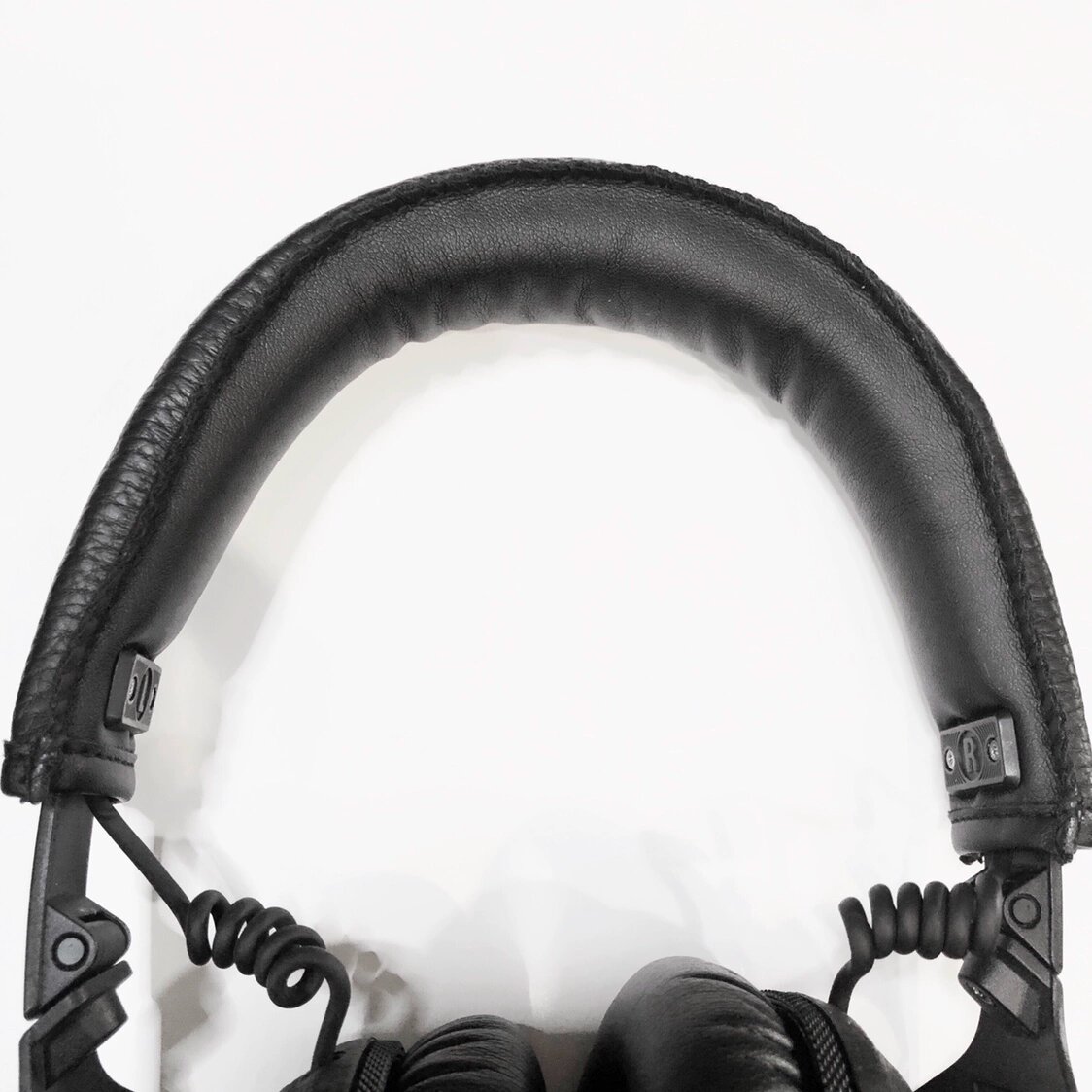 Подходит для чехлов на наушники Marshall Monitor II ANC, а также для амбушюр из поролона. Замените на кожаную накладку