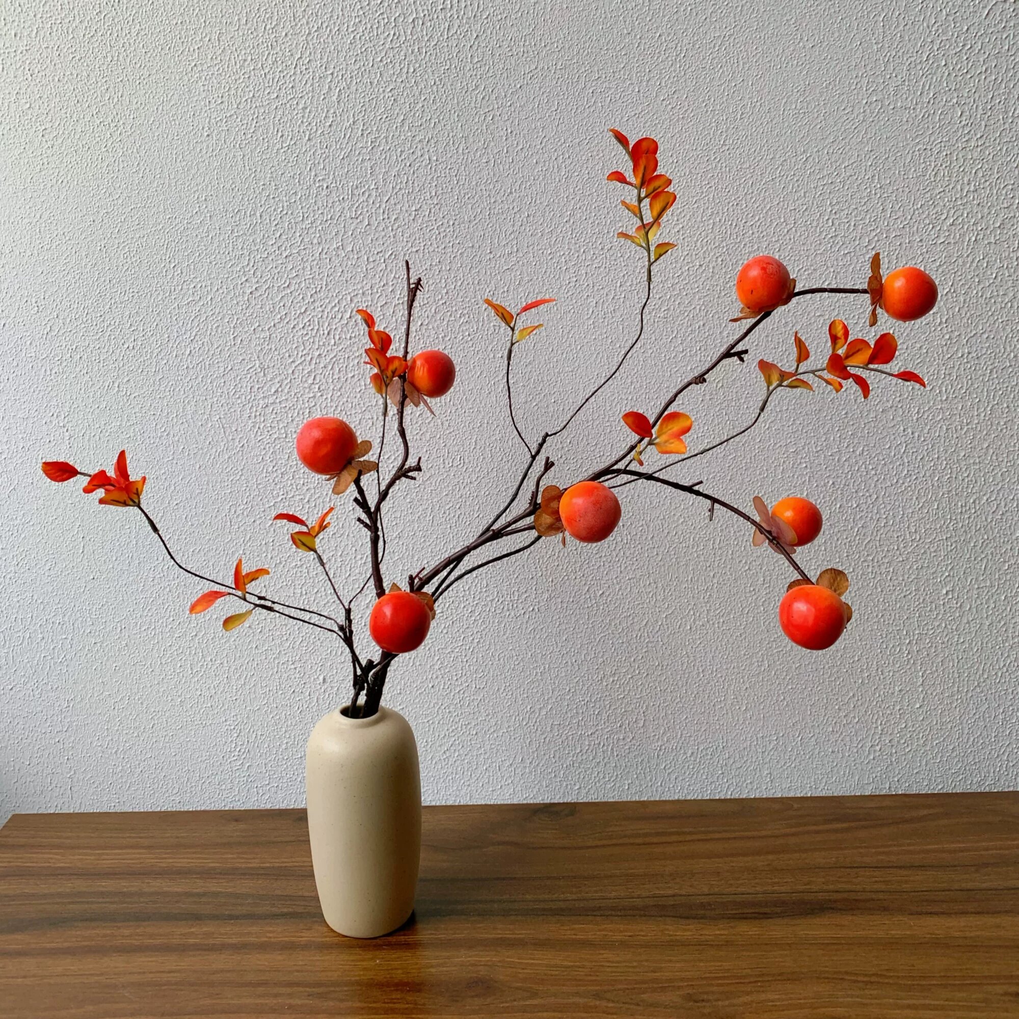 Декоративное украшение в стиле ваби-саби: искусственный цветок хурмы в керамической вазе для гостиной, тумбы под