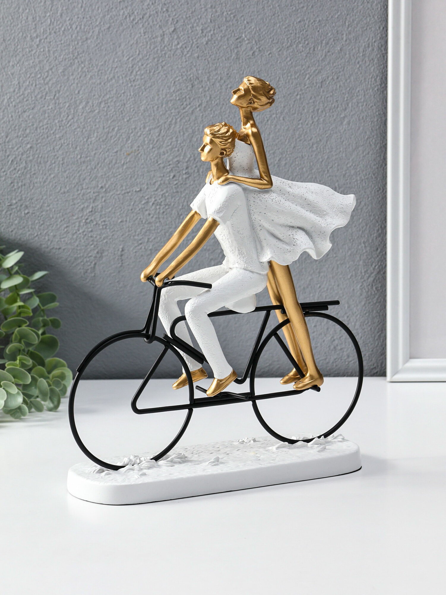 Фигура полистоун "Парочка на велосипеде", бело-золотой, 8.5x23x29 см