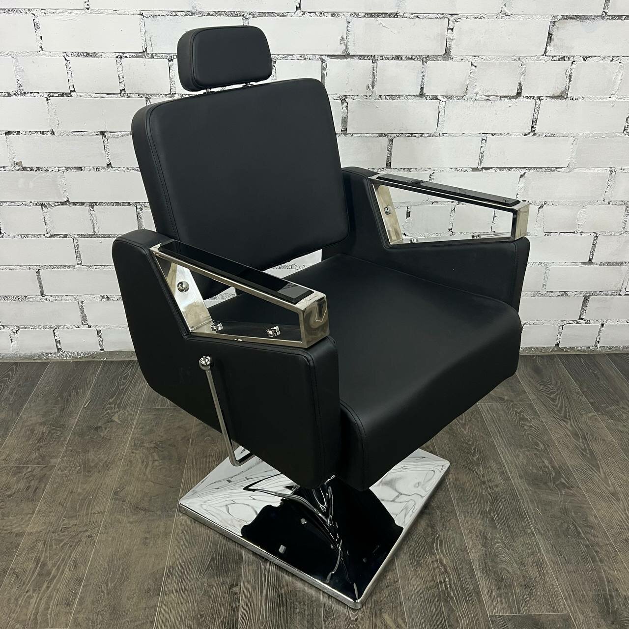 Парикмахерское кресло "Энди"Эргономичное, функциональное, черное.
