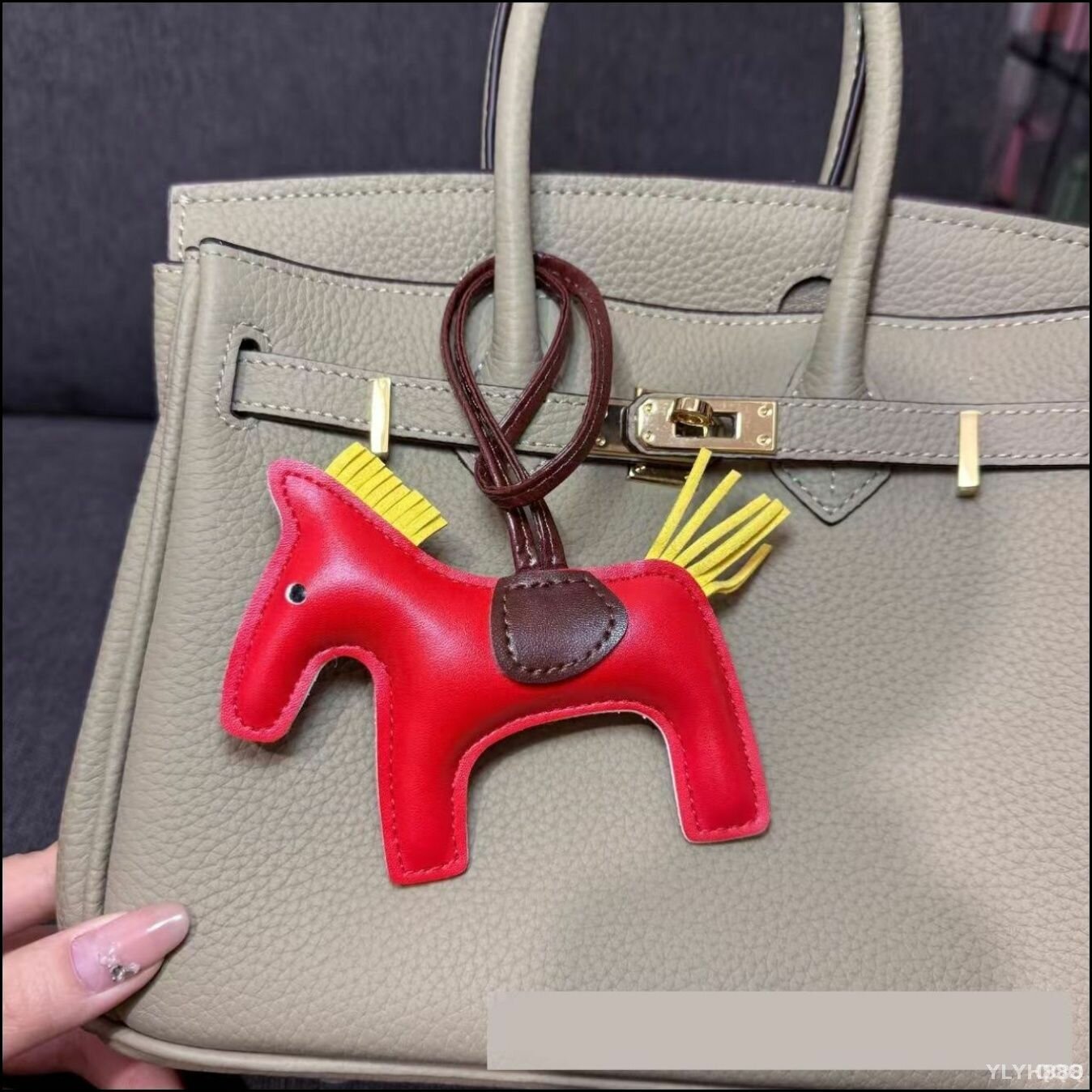 Эксклюзивный кулон сумка с лошадью в желто зеленой гамме, 1 шт