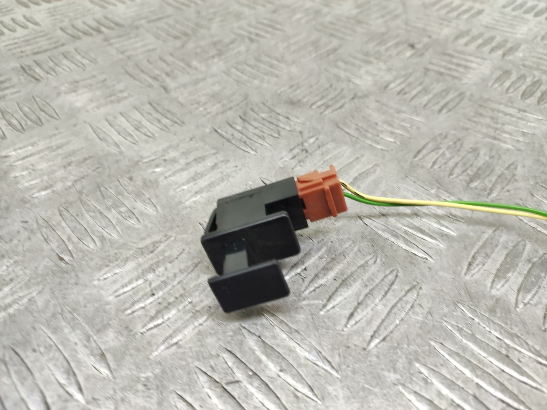 Выключатель концевой (концевик) Citroen Xsara Picasso рест. 2009 25017