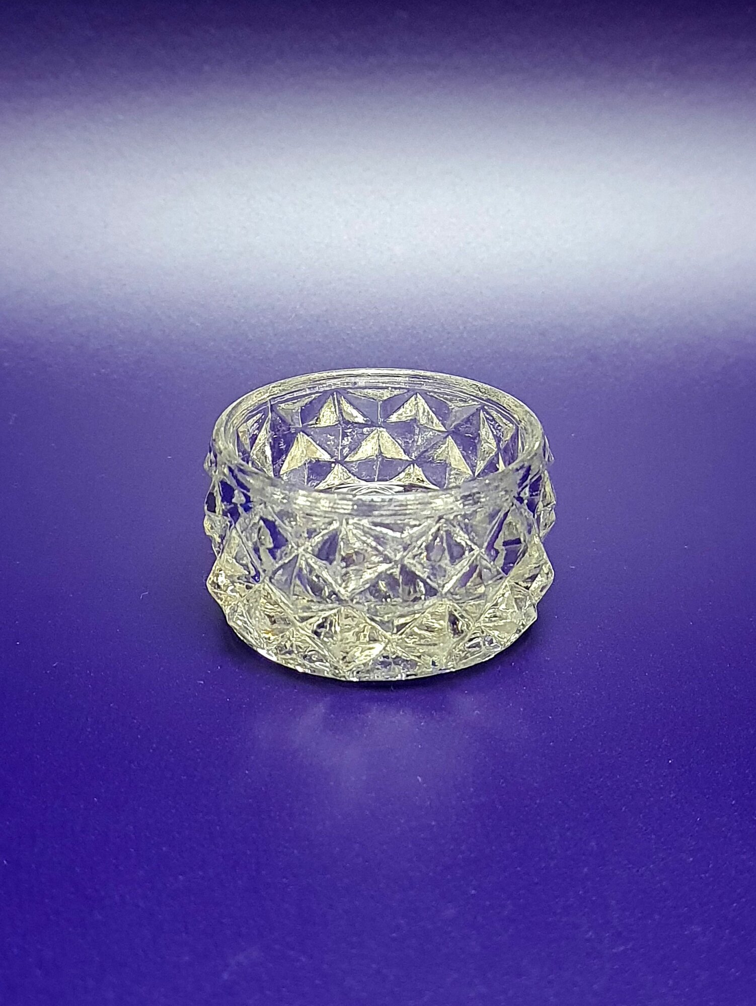 Винтажная солонка с рельефным орнаментом, прессованное стекло, СССР 50е