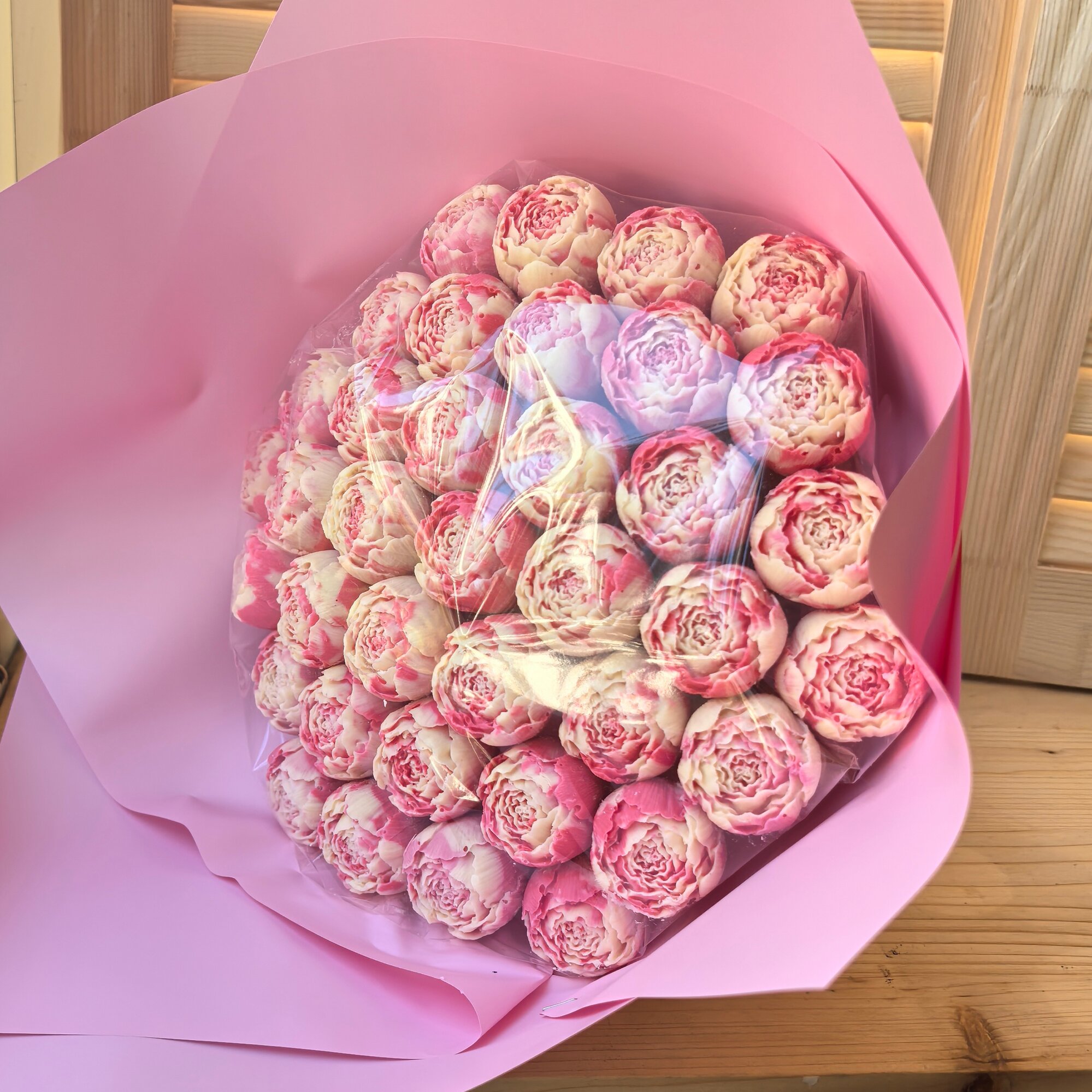 Букет из белого шоколада цветы пионы