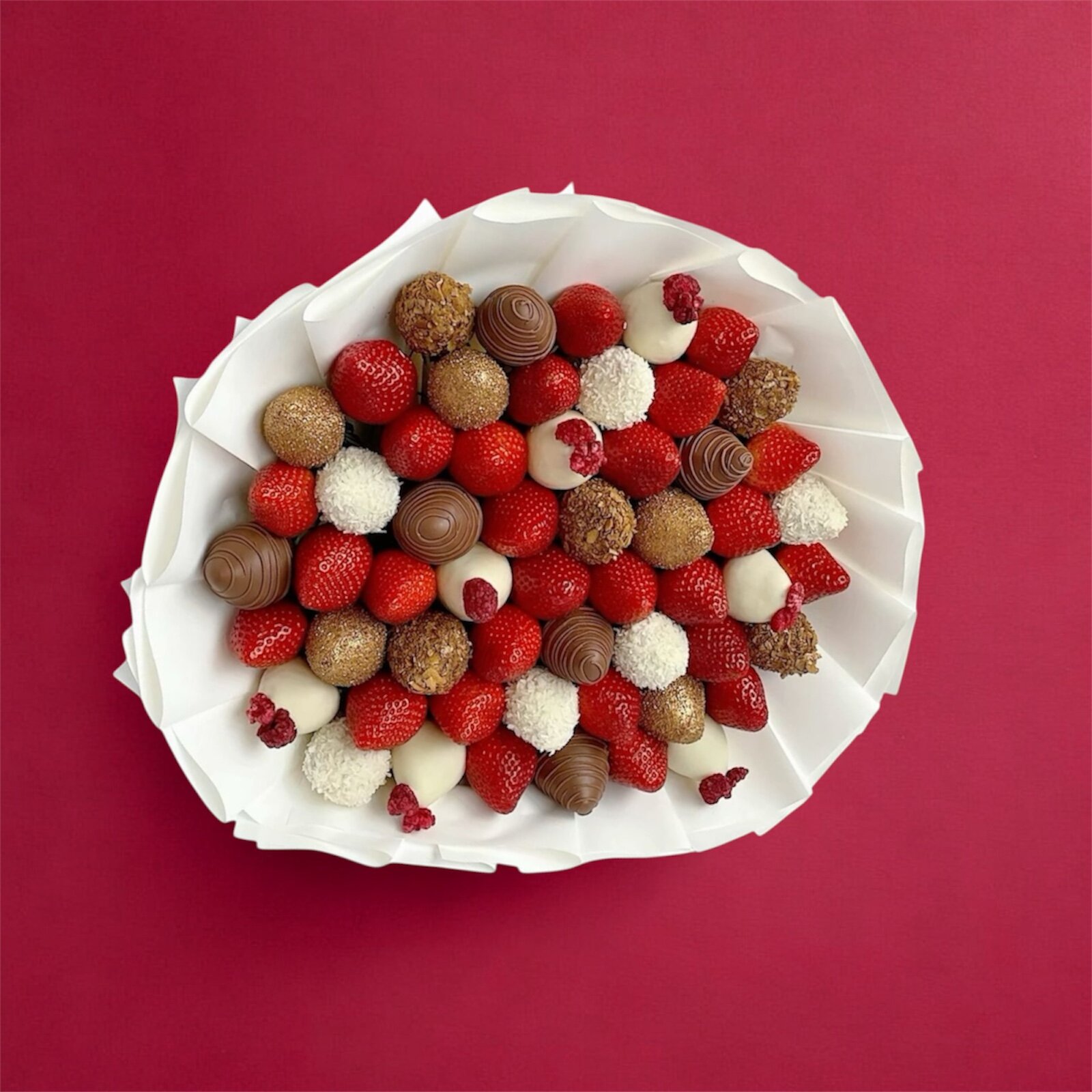 Премиум букет из клубники в бельгийском шоколаде 55 шт в подарочной упаковке