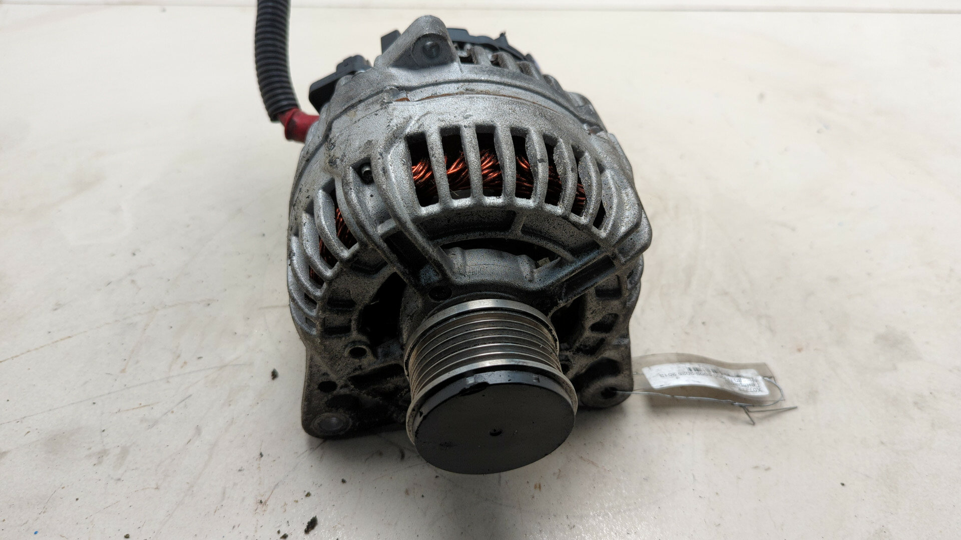 Генератор Nissan NV200 Б/У