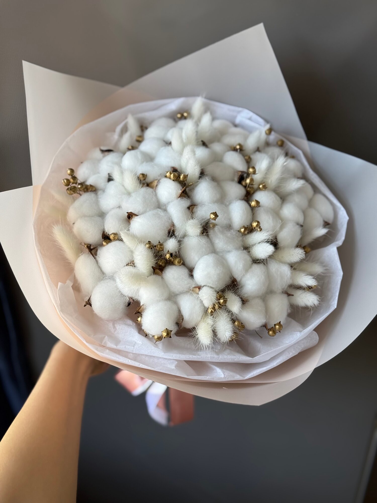 Букет из сухоцветов хлопка и лагуруса и льна Золото