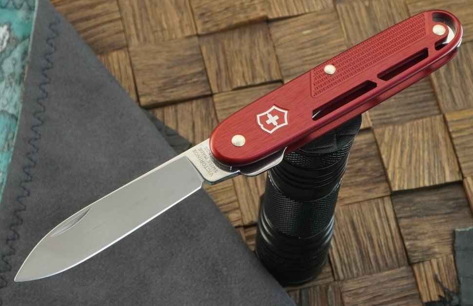 Складной нож Victorinox Onefold Alox Red