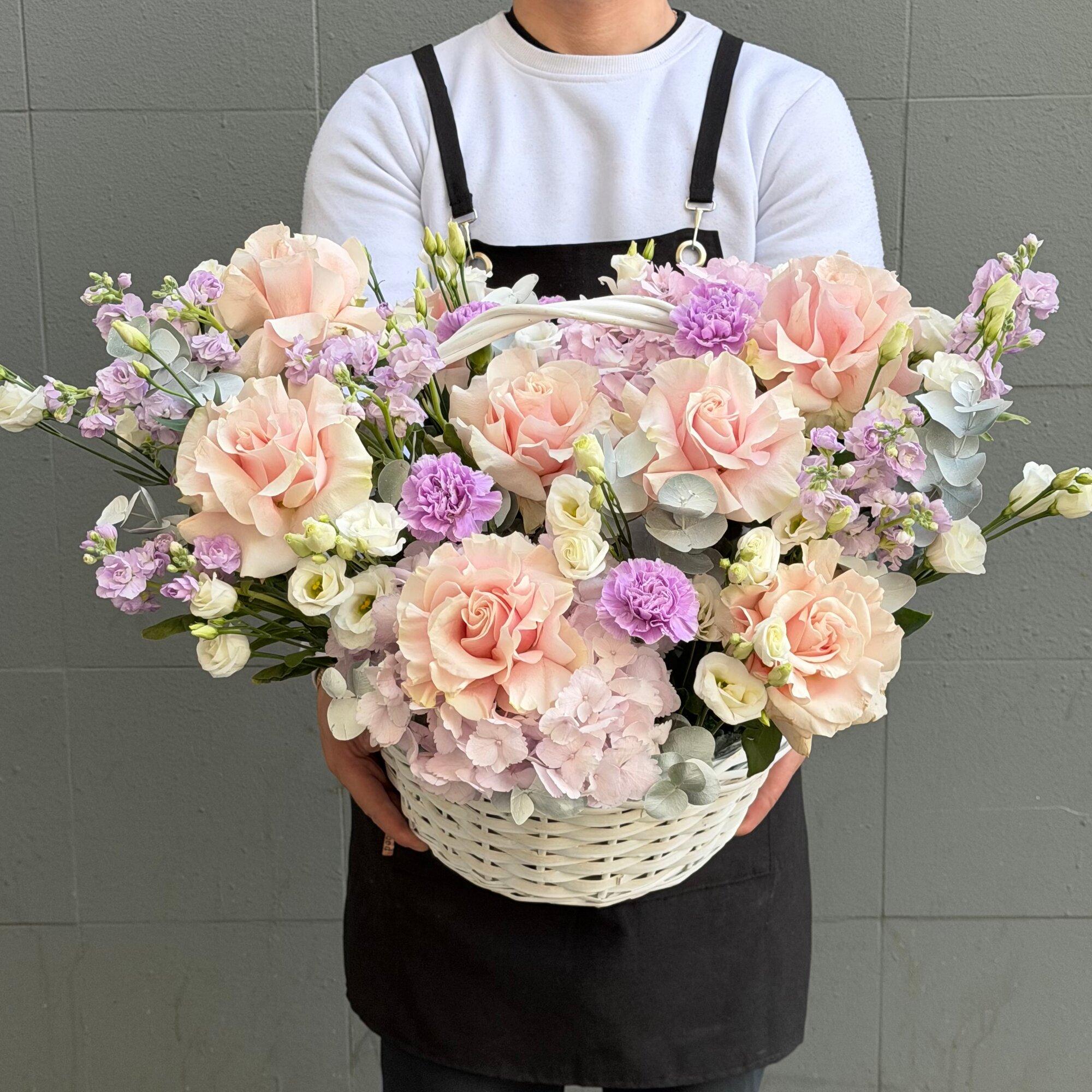 Букет Rybe-Flowers, в корзине, диантусы/розы/эустомы/гортензии, белый/фиолетовый/разноцветный