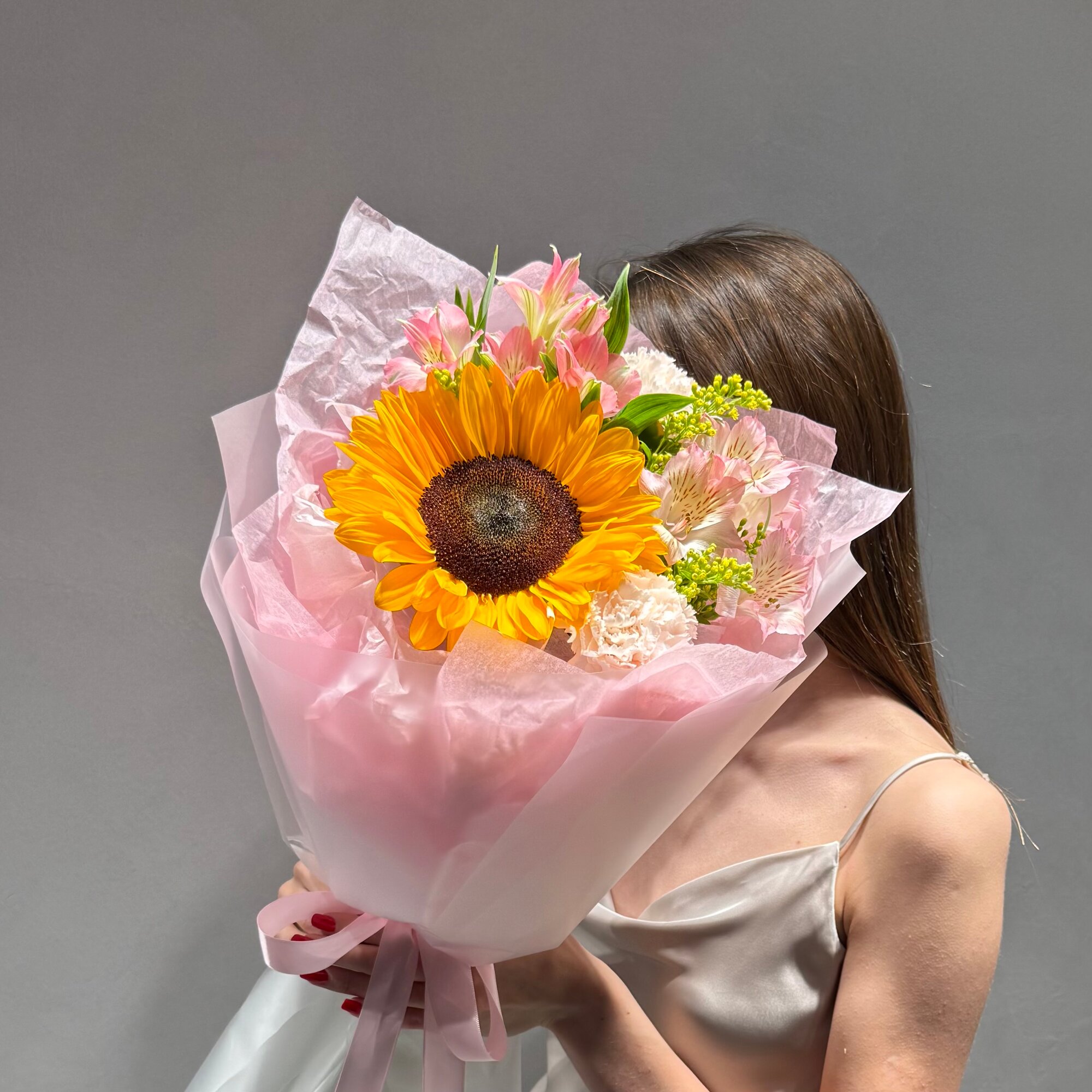 Букет комплимент с подсолнухом и альстромерией в подарочной упаковке от FlowerLand