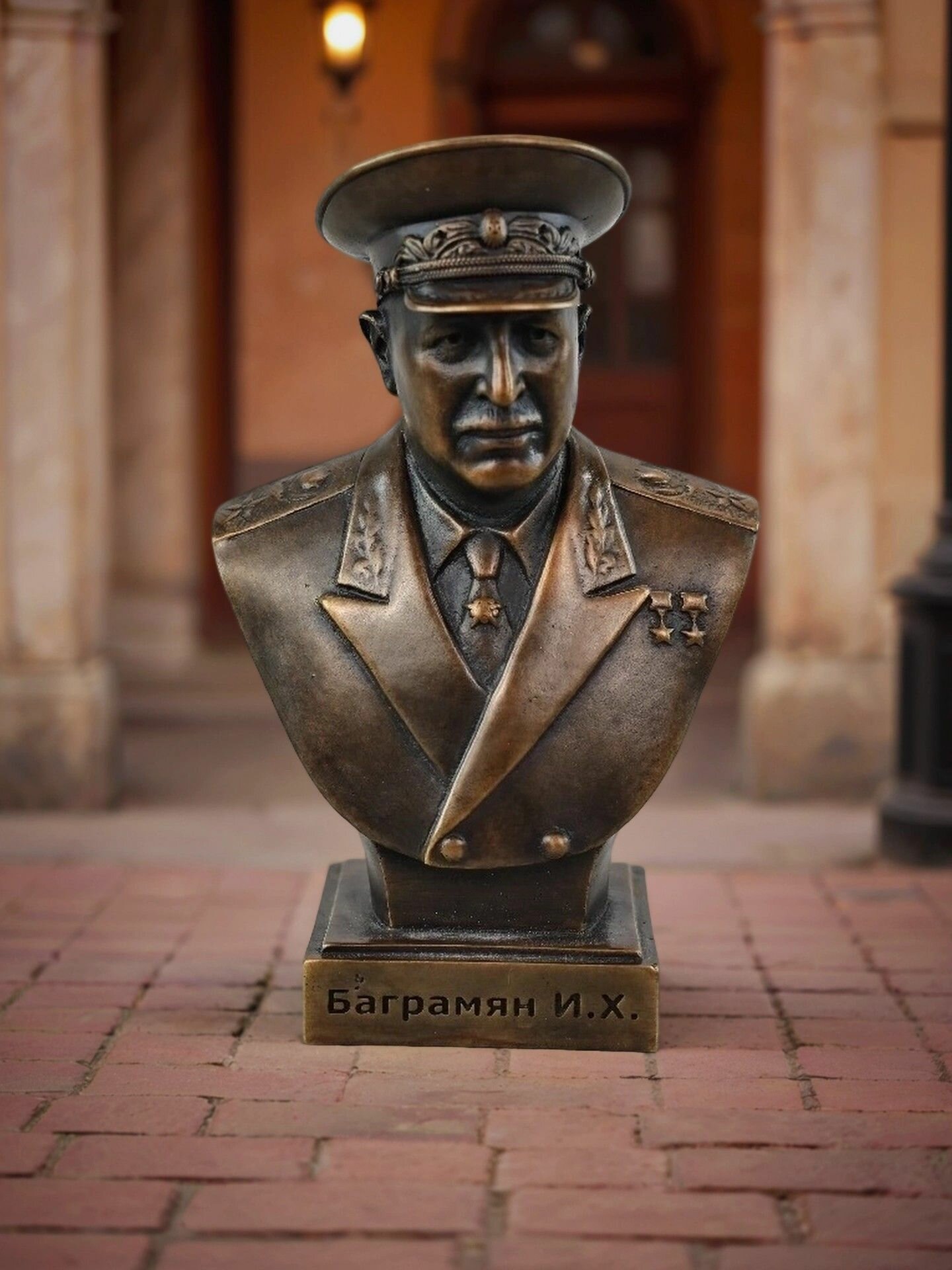 Бюст Иван Баграмян, высота 14 см, материал бронза литье, вес 956 гр.