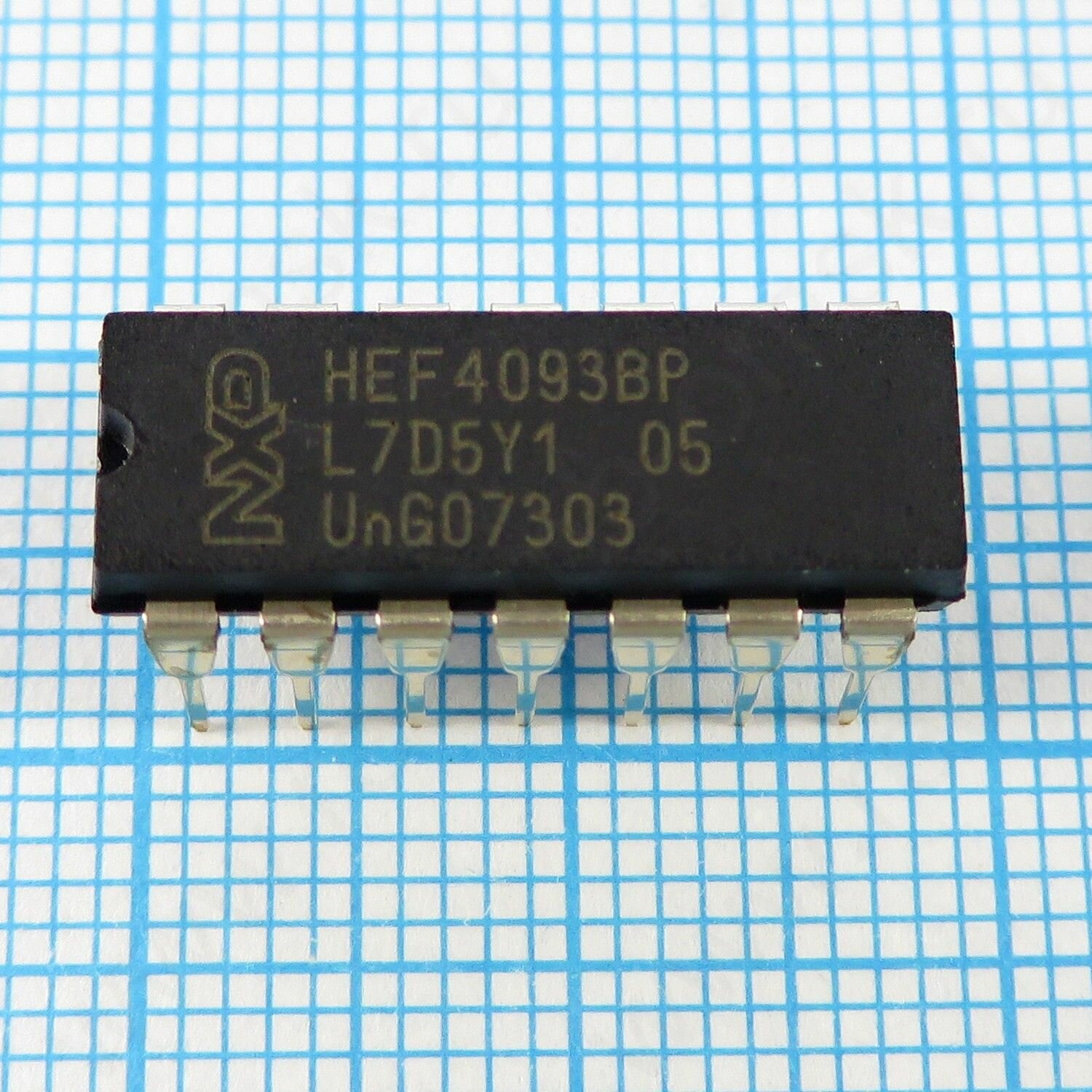 HEF4093BP4 - элемента 2И-НЕ с триггерами Шмитта на входах