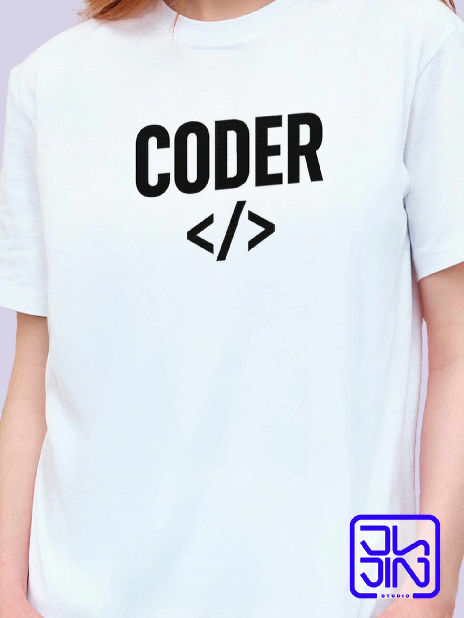 Футболка классическая женская с авторским принтом Минималистичная черно-белая офисная надпись программист с html тегом код, белый хлопковый трикотаж с прикольным рисунком на груди