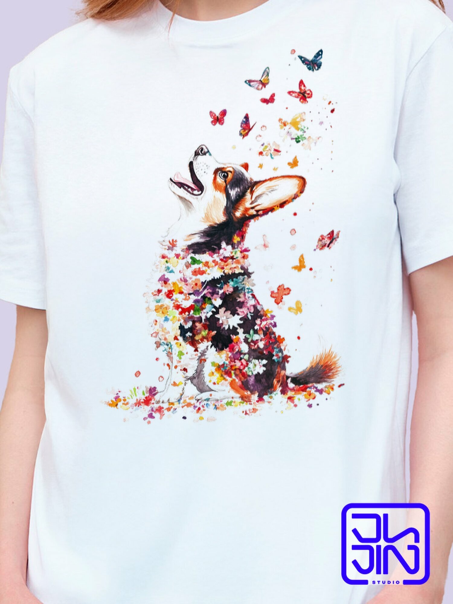 Футболка классическая женская с авторским принтом Веселый разноцветный корги в пестрых цветочных узорах с яркими бабочками, белый хлопковый трикотаж с прикольным рисунком на груди