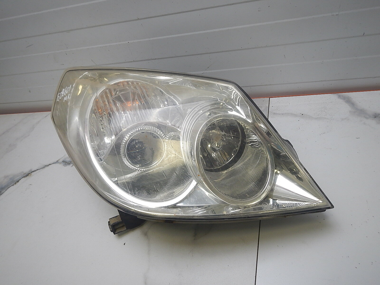 Б/У Фара правая, Geely (Джили)-MK (08-16) GEELY MK (08-16) Сломано 2 крепления, Трещина на корпусе, Царапины 628601 GEEL...