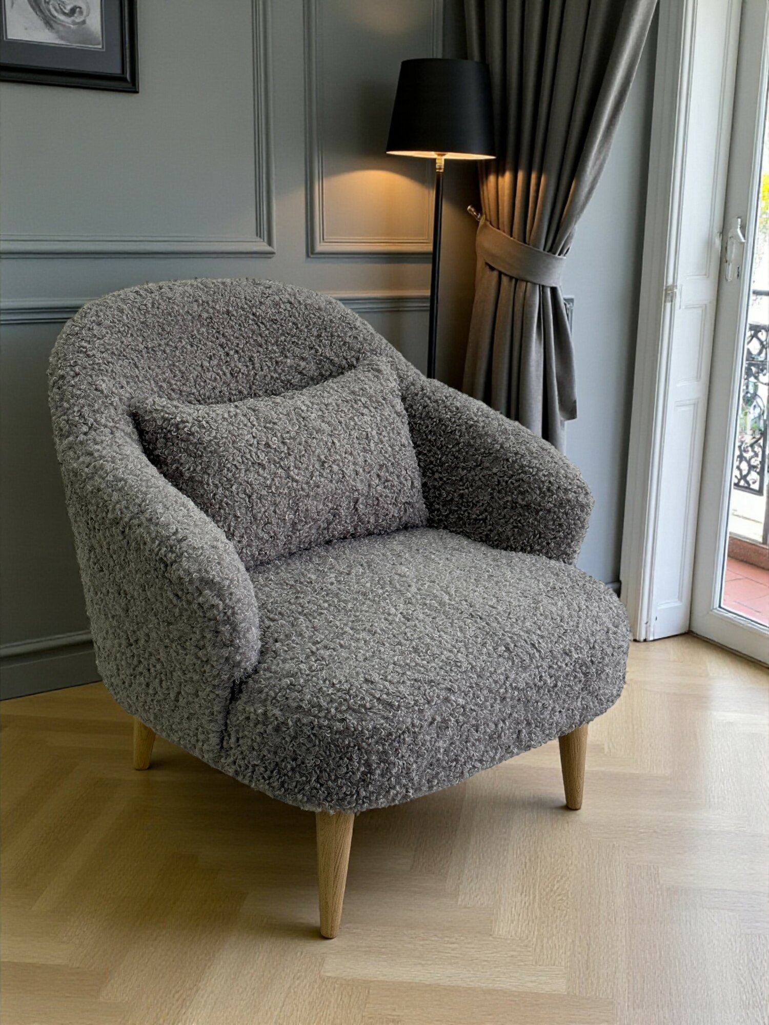 Кресло классическое для дома "Унно", серый мех, барашек, деревянные опоры