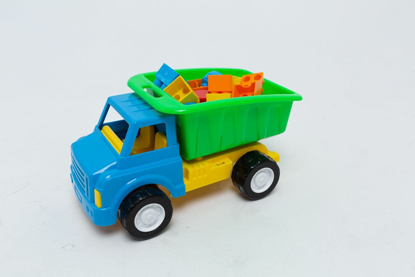 Машинка для мальчиков пластиковая большая Грузовик с конструктором для песочницы