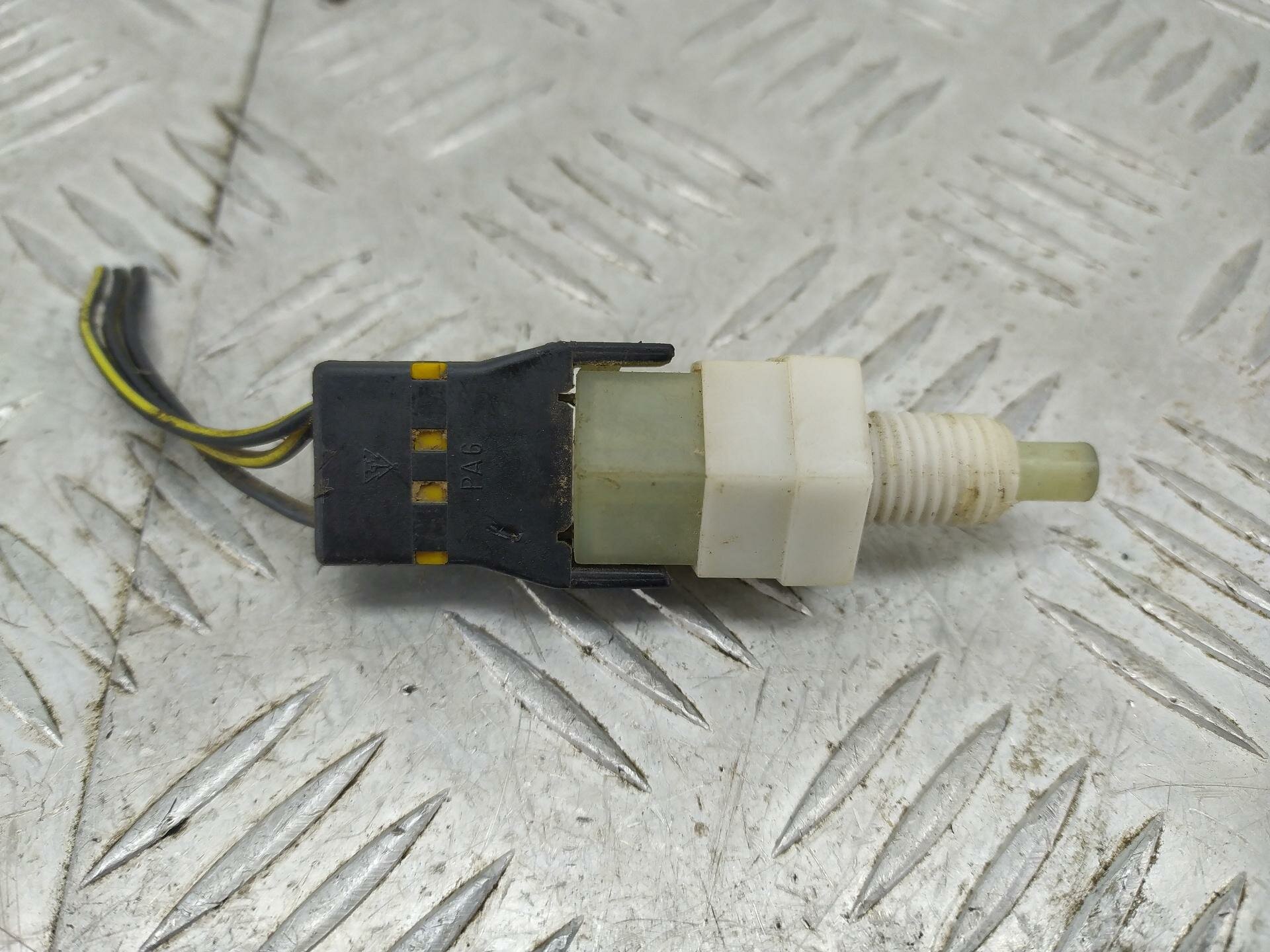 Датчик педали тормоза (лягушка) Opel Corsa B рест. (1997 - 2000)