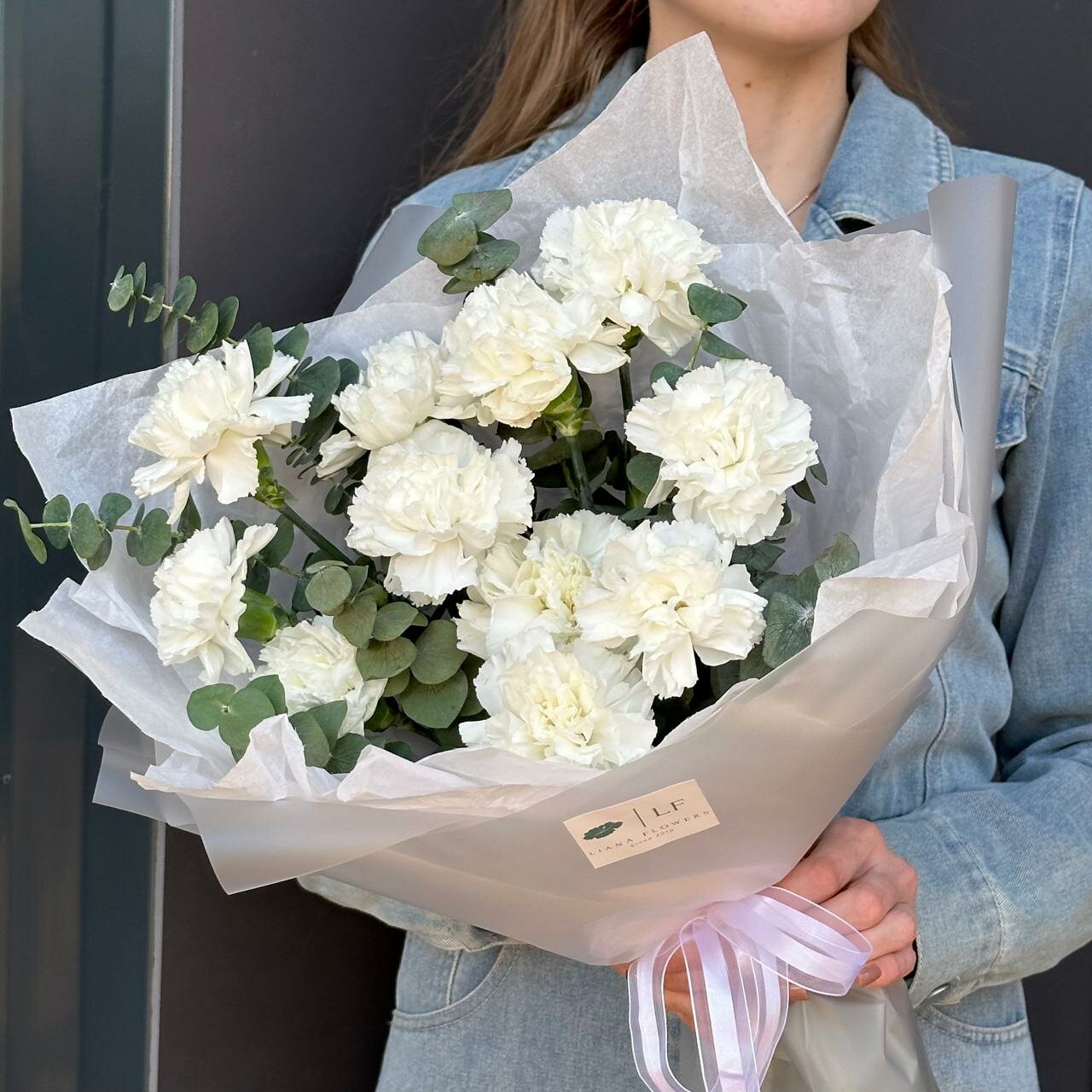 Букет "Белые Диантусы", Liana Flowers, гвоздика, эвкалипт, 11 цветов, высота 60 см