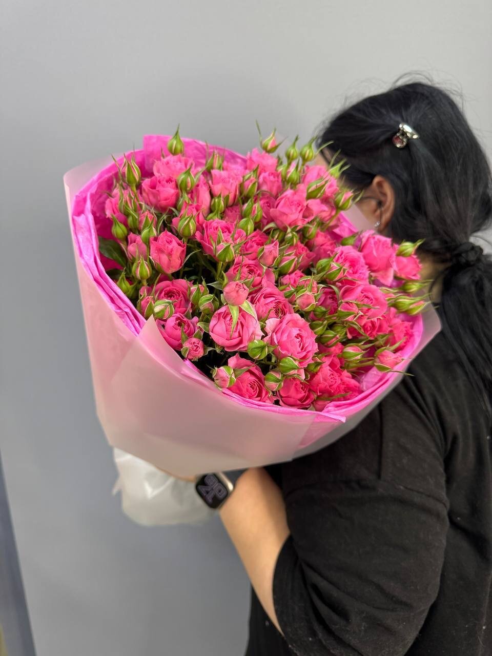 Монобукет из 7 кустовых малиновых розочек. Выполнен в нежно розовой упаковке