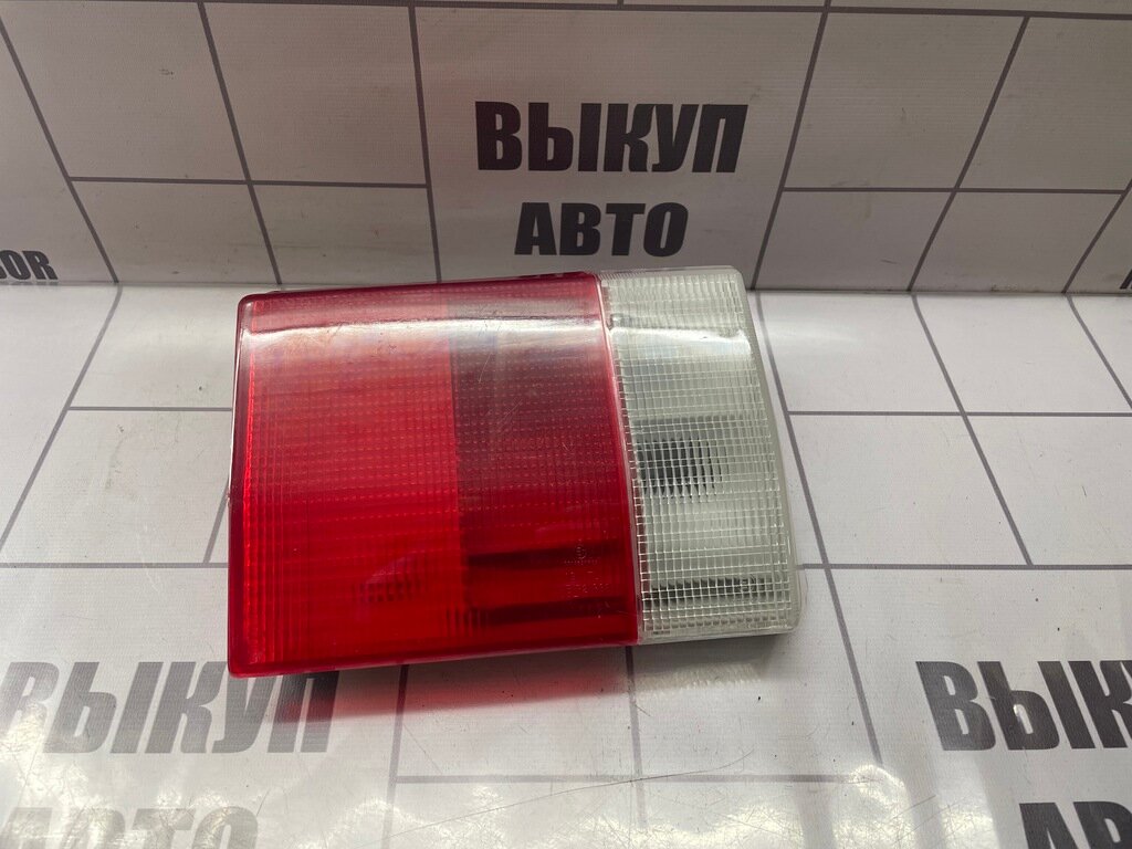 Фонарь задний внутренний левый Audi 80 90 B3 86-91