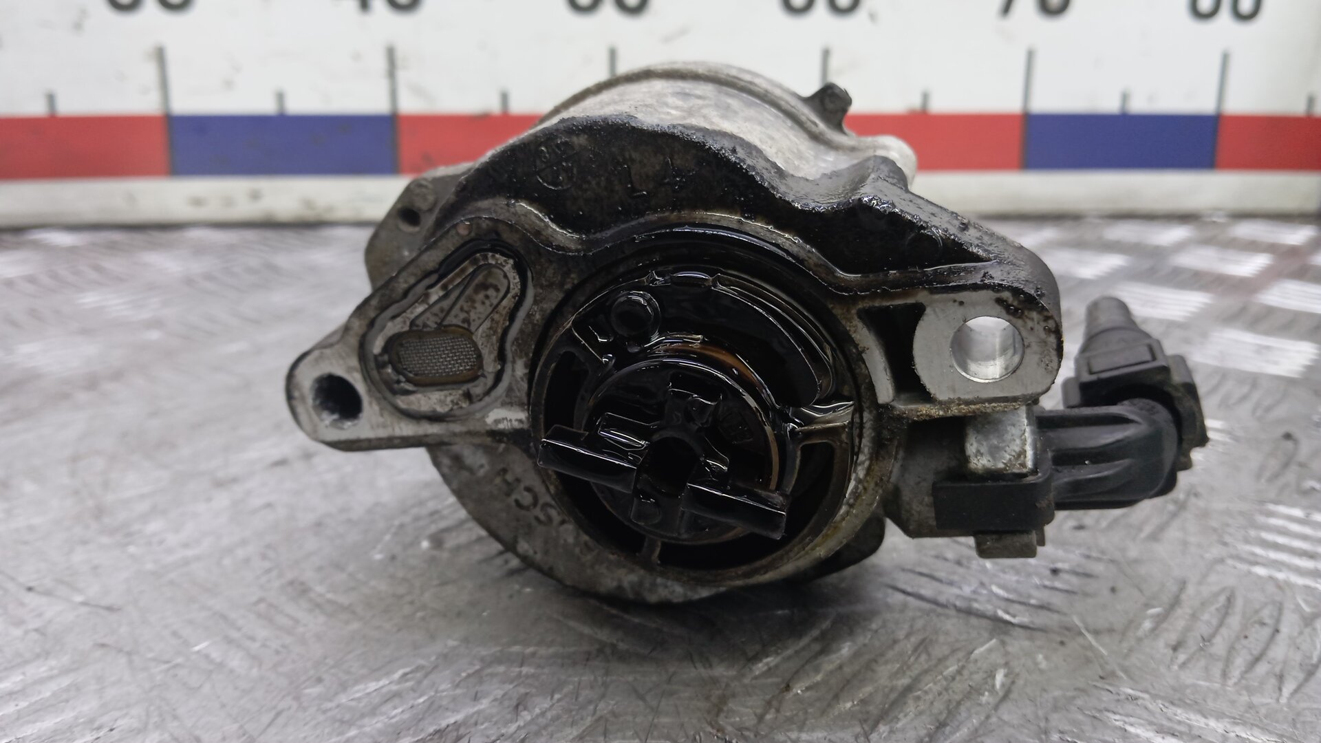 Насос вакуумный FORD FOCUS 2, Номер D156 213