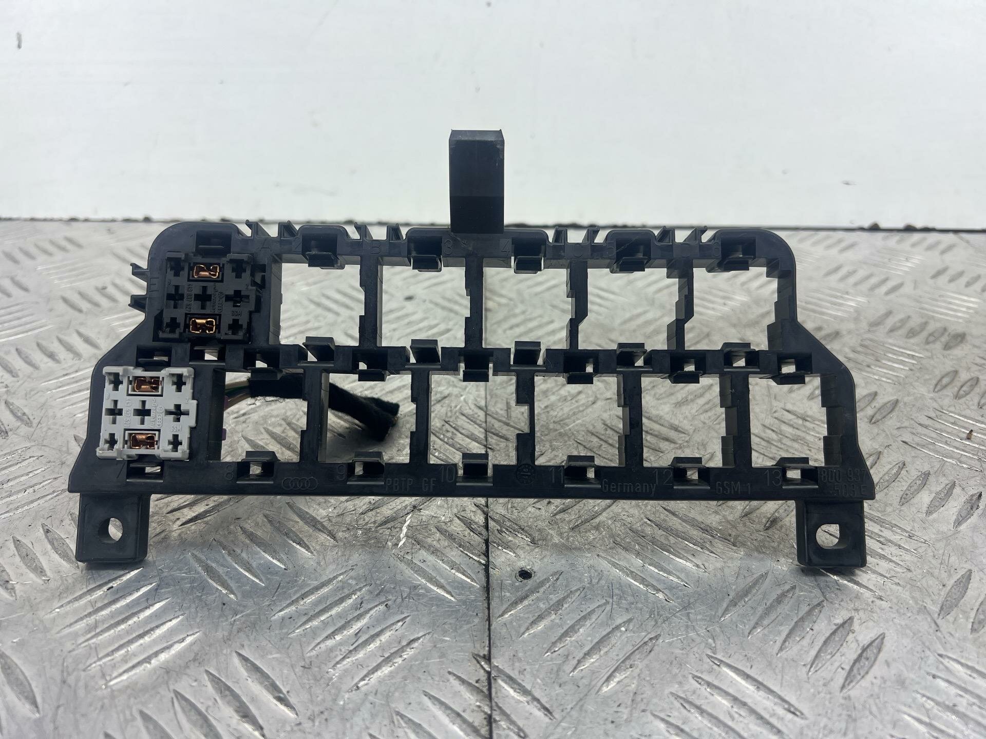 Блок реле Audi A4 B5 (1994 - 1999) 8D0937503E