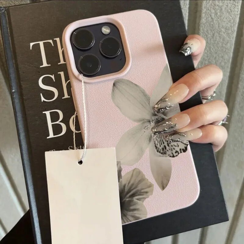 Розовый чехол для iPhone 15 Plus с цветочным принтом
