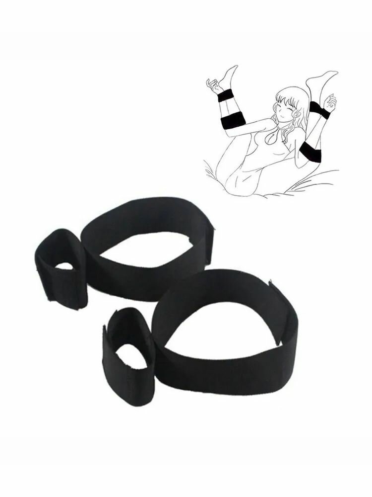 Женские руки и ноги, связанные и закованные в черные наручники