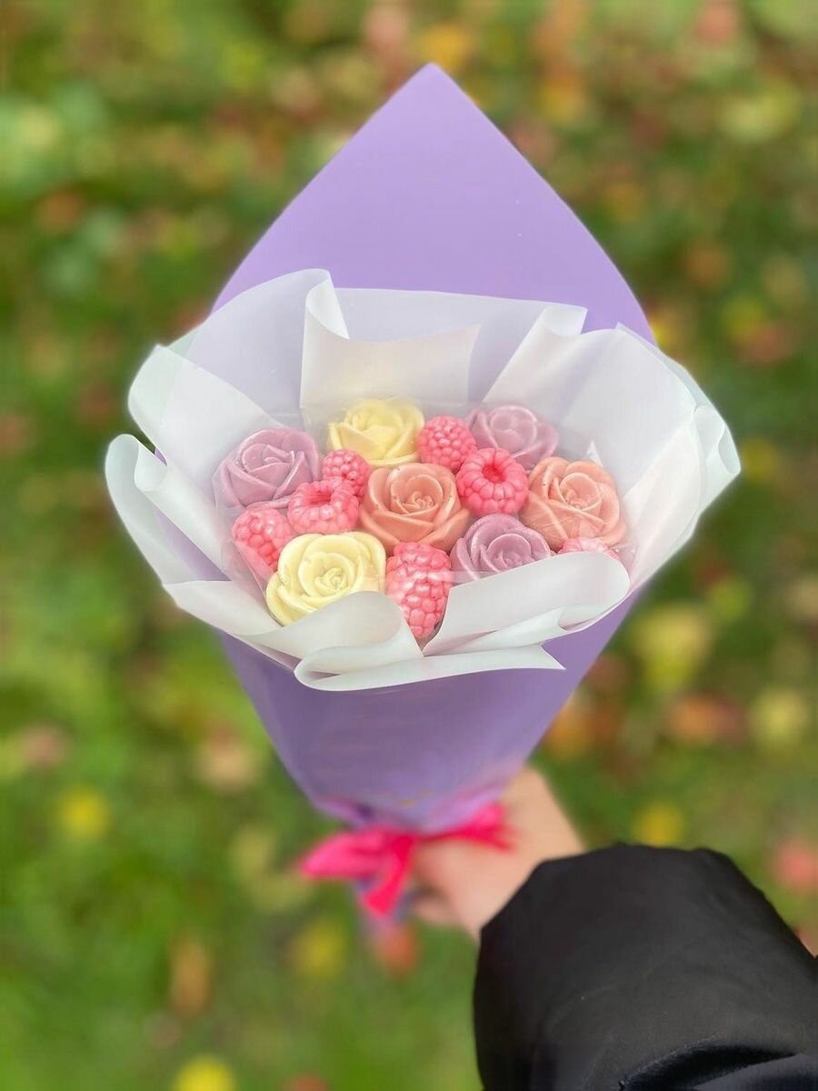 Сладкий букет из конфет шоколадные розы ShokoTrendy с ягодами из шоколада 15 фигур