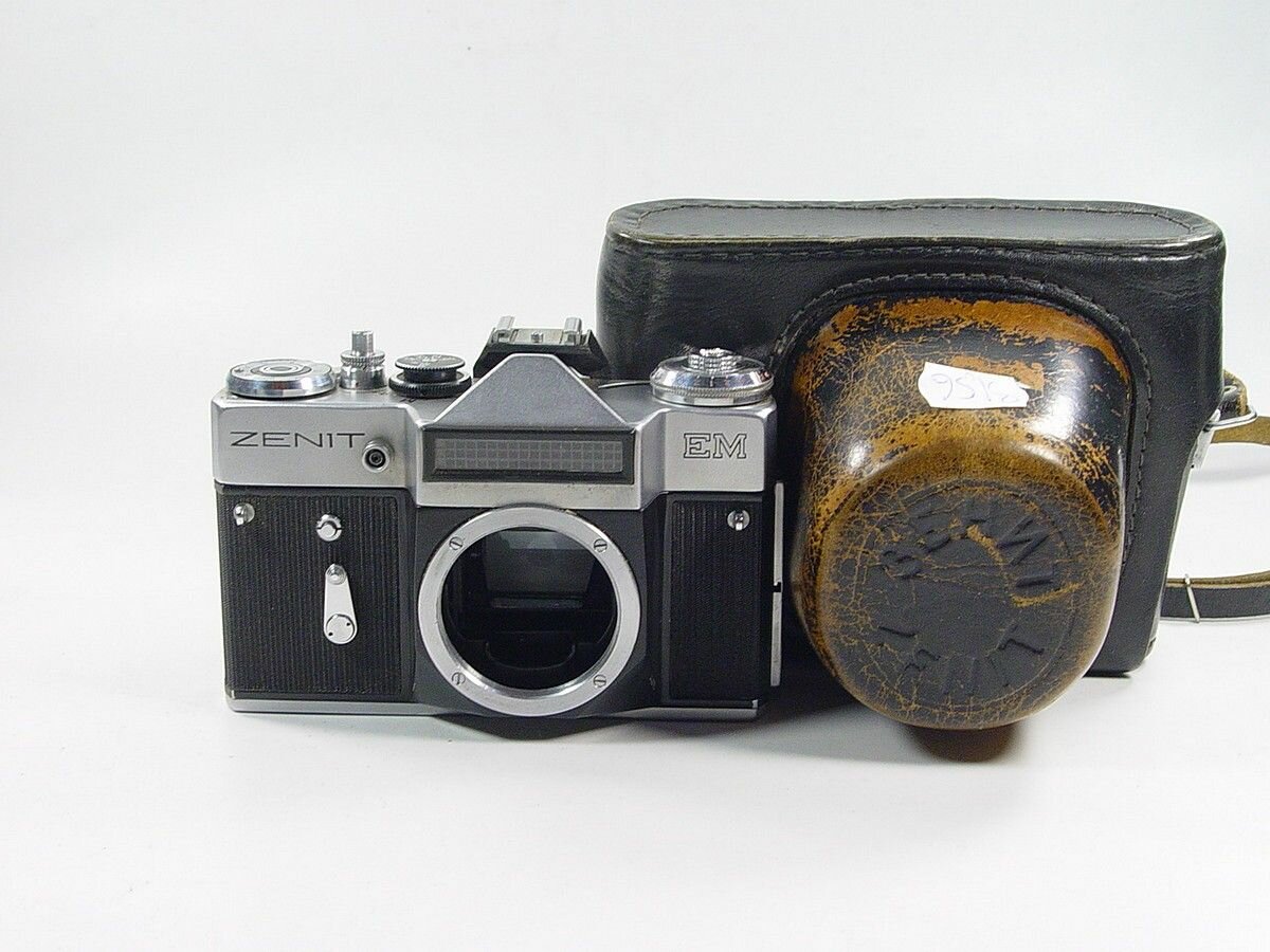 Фотоаппарат старинный Зенит-ЕМ. Красногорский механический завод КМЗ, СССР, 1975 г. Футляр.