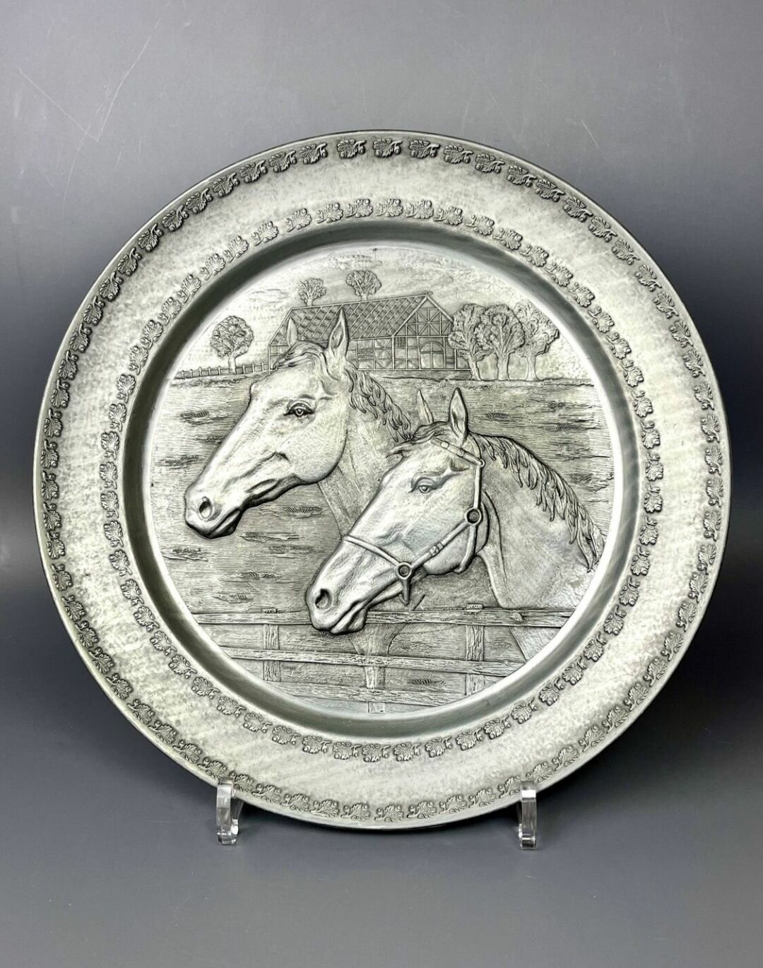 Винтажная декоративная тарелка