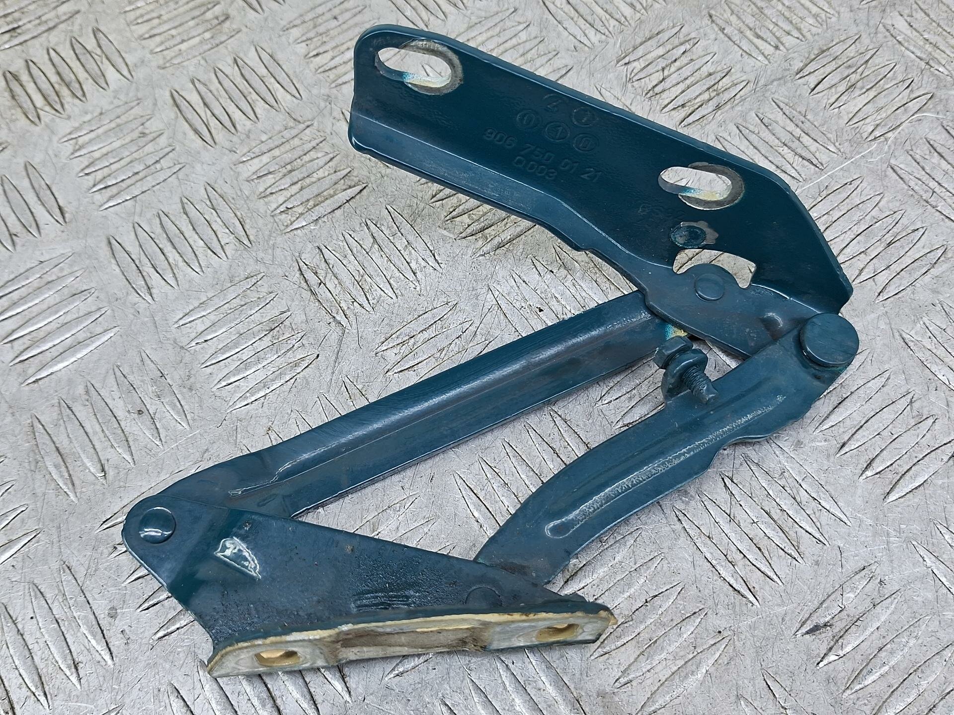 Петля капота правая Mercedes-Benz Sprinter W906 (2006 - 2014) 9067500121