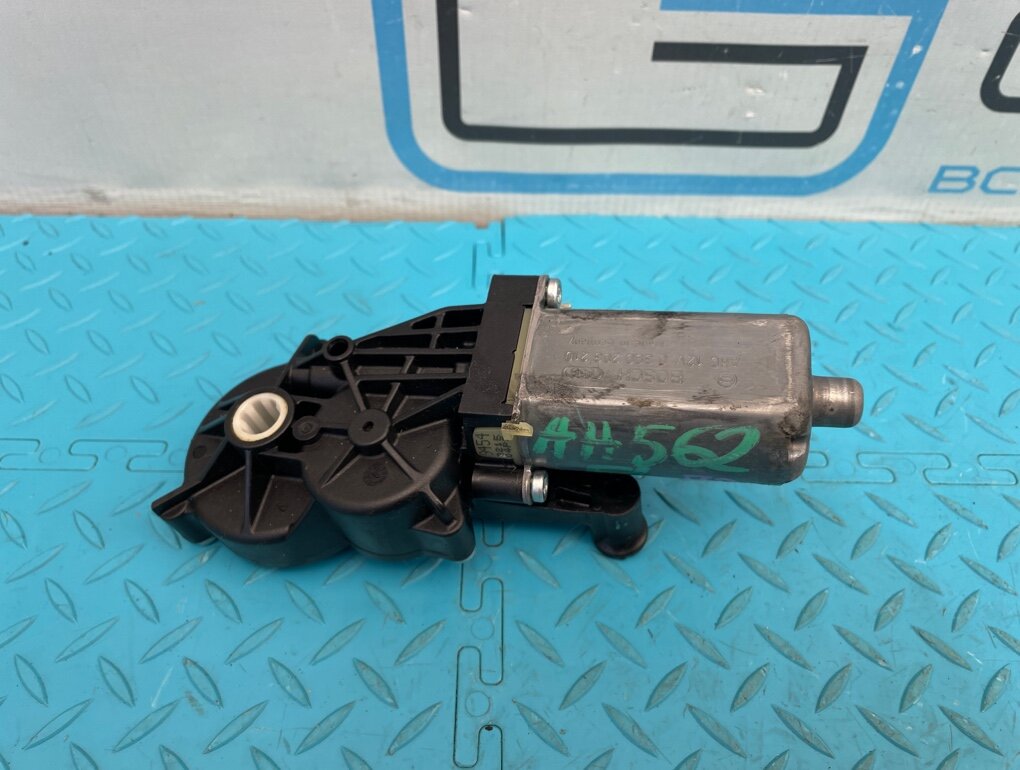 Моторчик сидения Mercedes-Benz CLS-Class 2005 W219 113.967 5.0 OEM A0068206342
