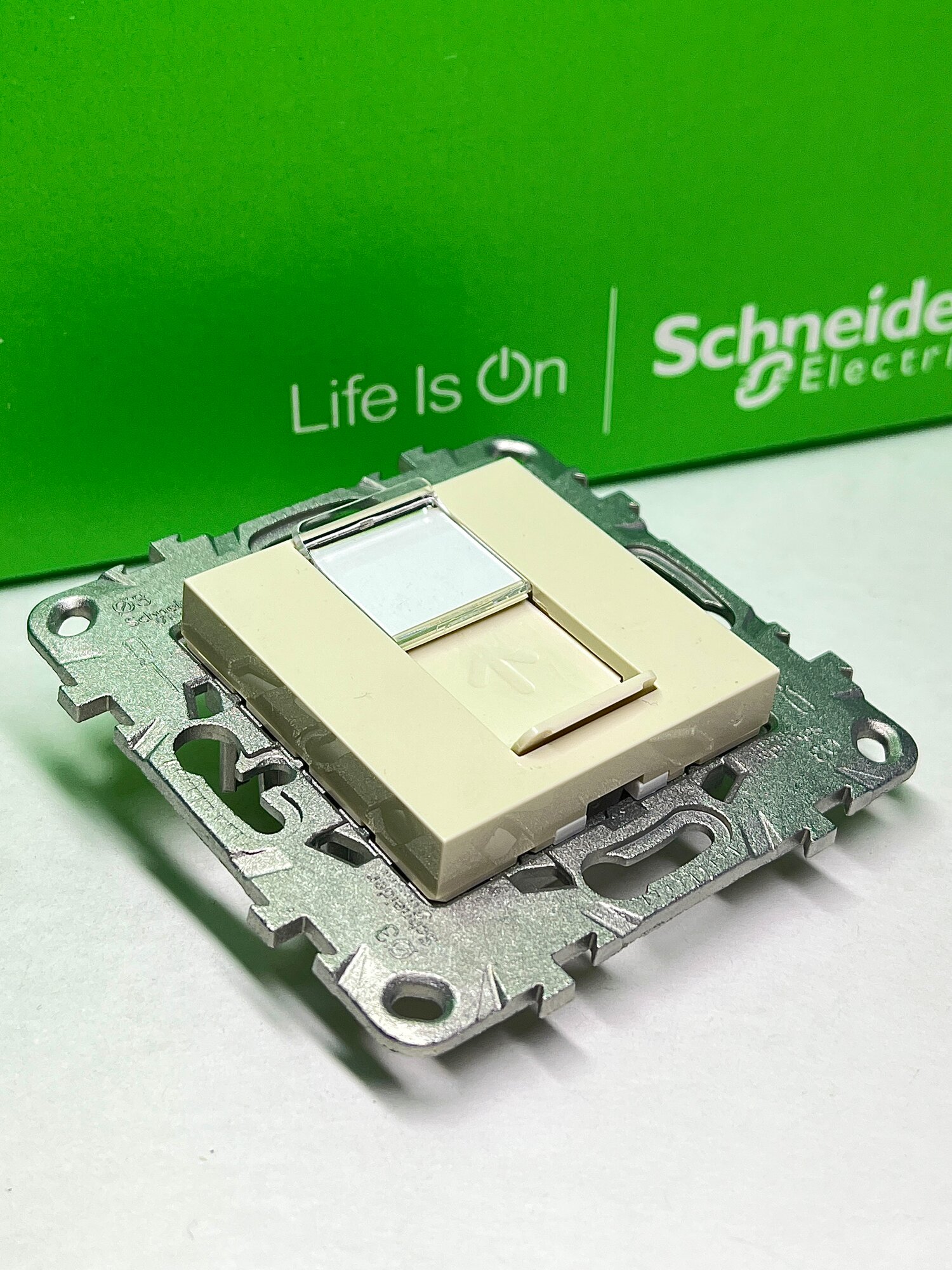 Schneider Electric Unica New Бежевый Лицевая панель RJ45 KEYSTONE/SYSTIMAX (NU546144)