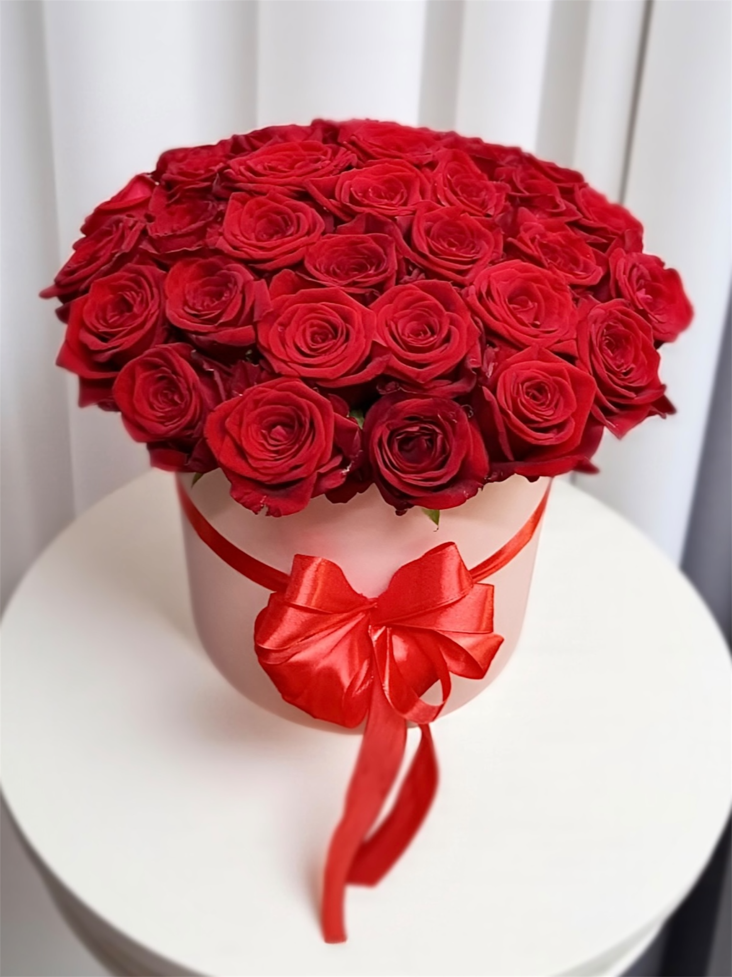 Шляпная коробка из 35 красных российских роз 50см, Ред Наоми (Red Naomi) на 14 февраля, на 8 марта