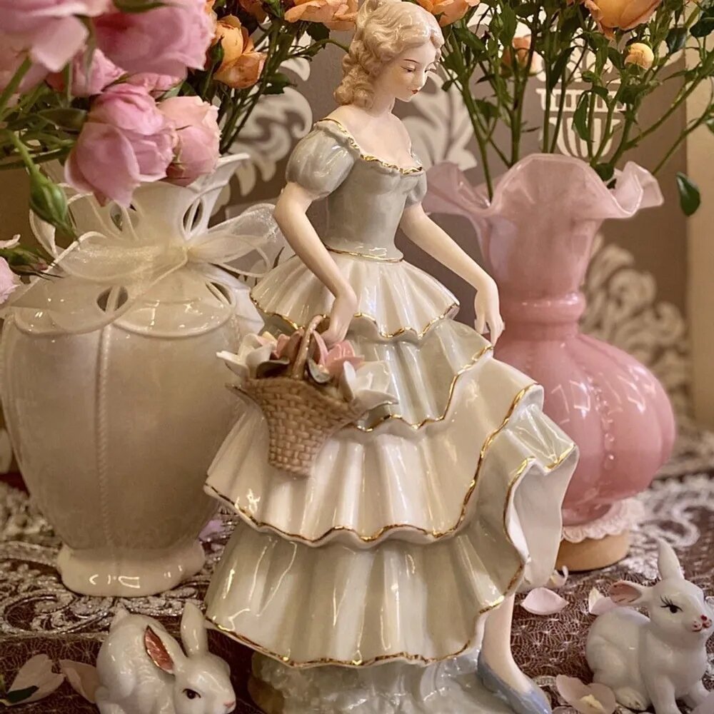 Фигурка декоративная Девушка с корзиной цветов, высота 16 см, Country Artists
