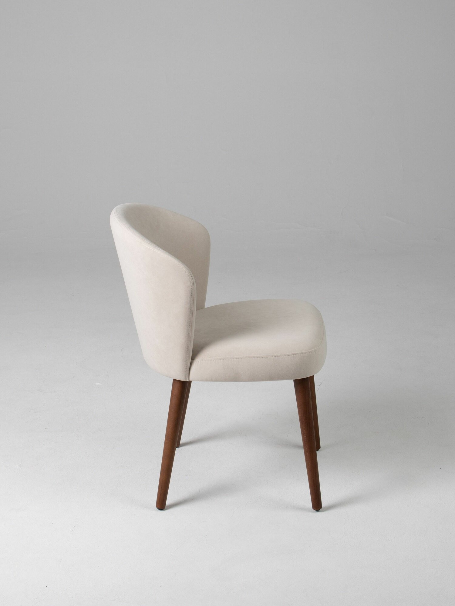 Стул кухонный, мягкий Eva в светло-сером велюре, с ножками из массива бука цвет орех