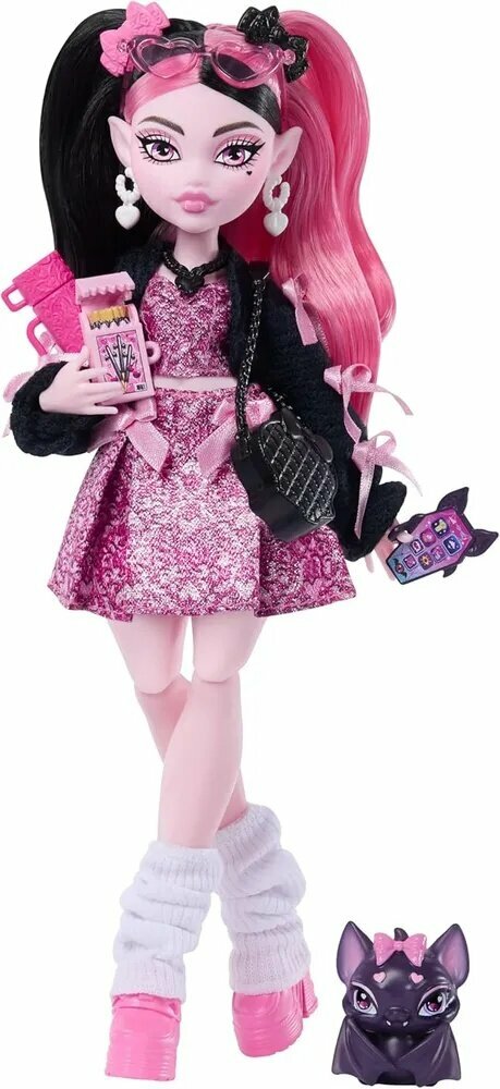 Кукла Monster High Дракулаура в розовом платье с бантом и черном кардигане, питомец летучая мышь и 7 аксессуаров JHK29