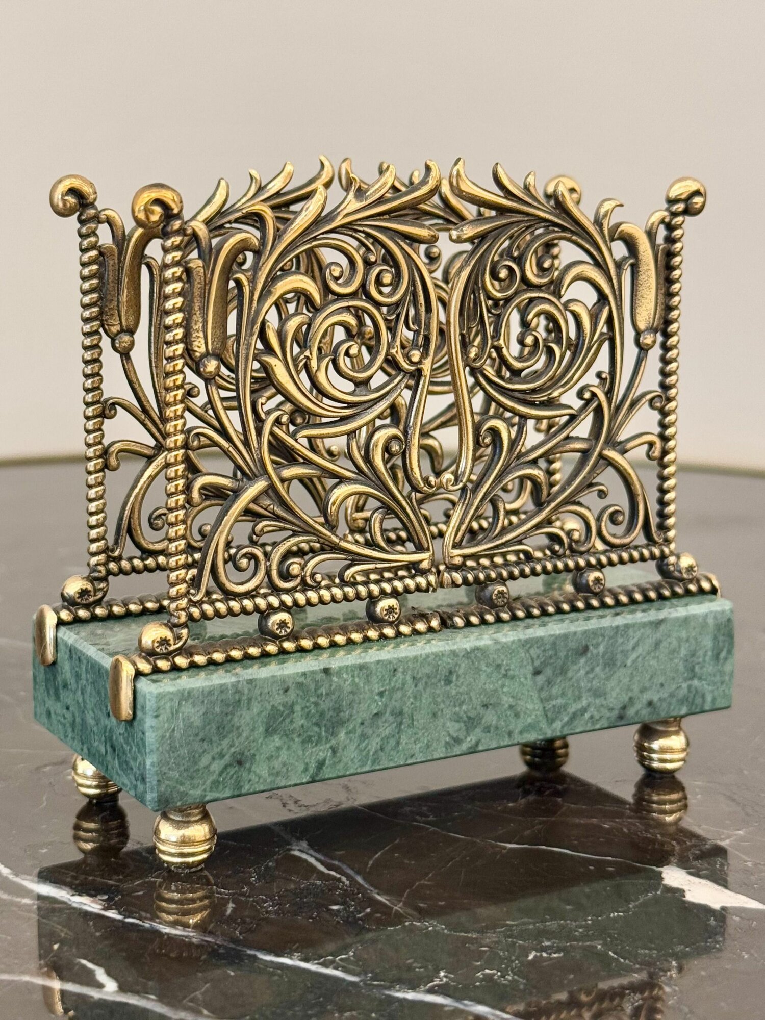 Салфетница интерьерная на стол, Ажурная из бронзы на подставке из натурального камня