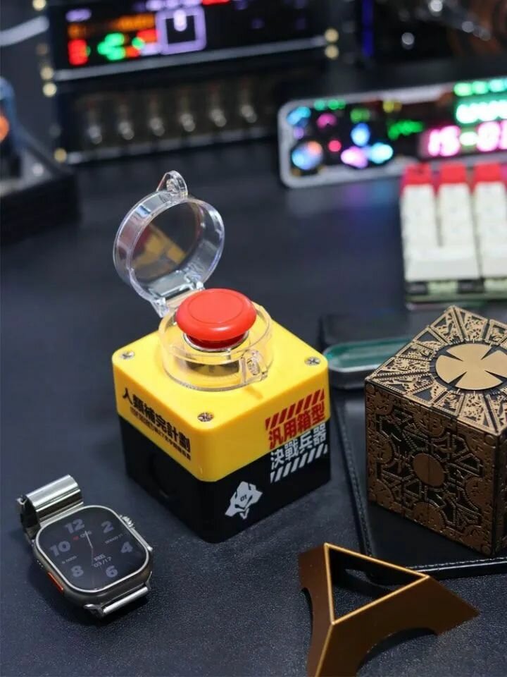 Внешний беспроводной переключатель на рабочем столе компьютера, кнопка запуска самодельной ядерной бомбы