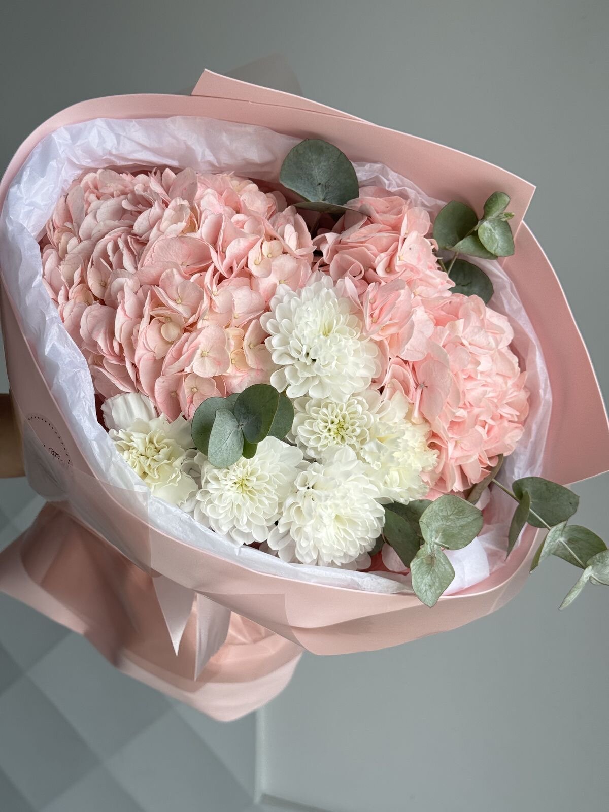 Букет из розовых гортензий и хризантем в красивой упаковке, идеальный букет