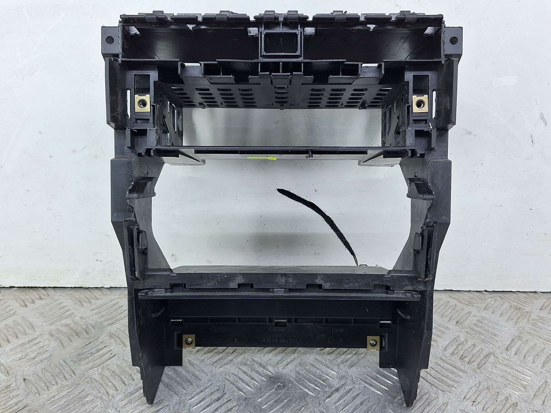 Рамка магнитолы Audi A4 B7 (2004 - 2009) 8E0858005E